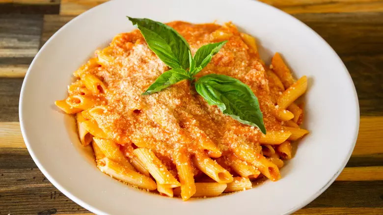 pasta amb salsa en un bol blanc