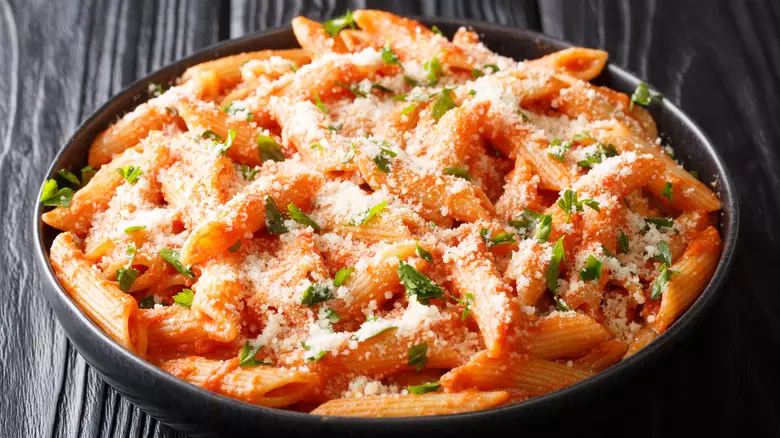 pasta amb salsa i formatge en bol negre