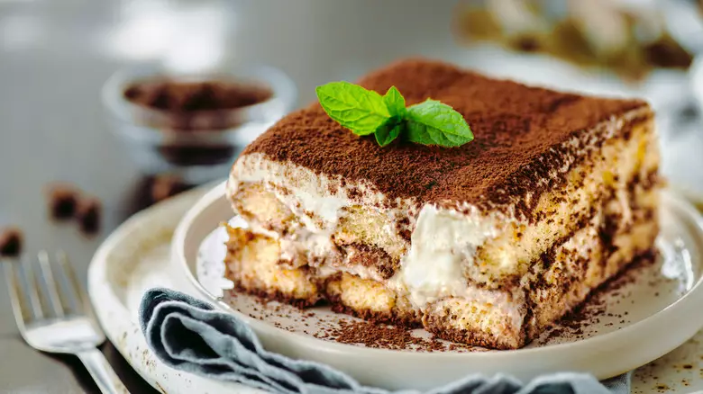 Tiramisú con una hoja de menta