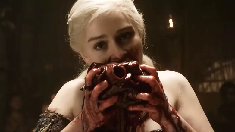 emilia clarke jíst koňské srdce