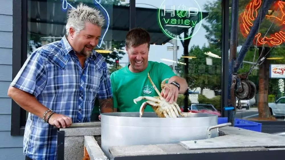 Guy Fieri i szef kuchni robią kraba na Diners, Drive-Ins i Dives