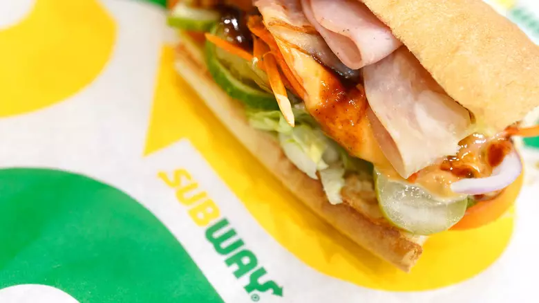 Sandwich ya njia ya chini ya ardhi kwenye karatasi ya Subway