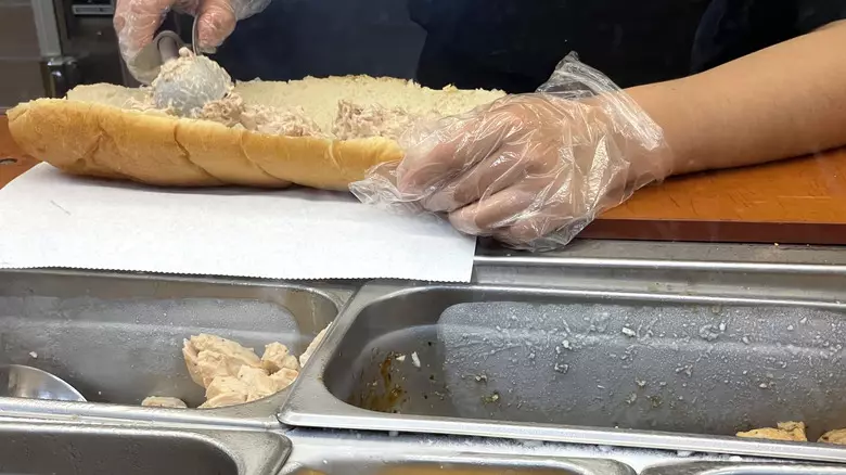 Ang empleyado sa subway nga naghimo sa tuna sub