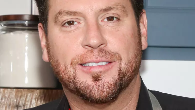 Scott Conant tersenyum