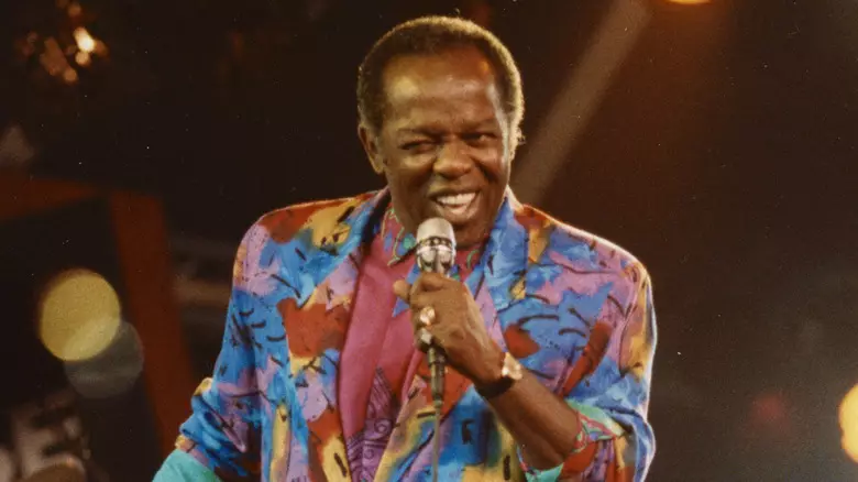 Lou Rawls aýdym aýdýar