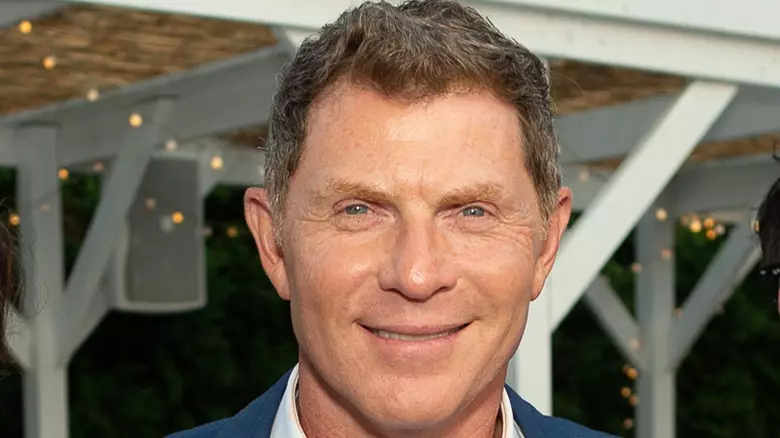 ภาพระยะใกล้ของ Bobby Flay กำลังยิ้ม