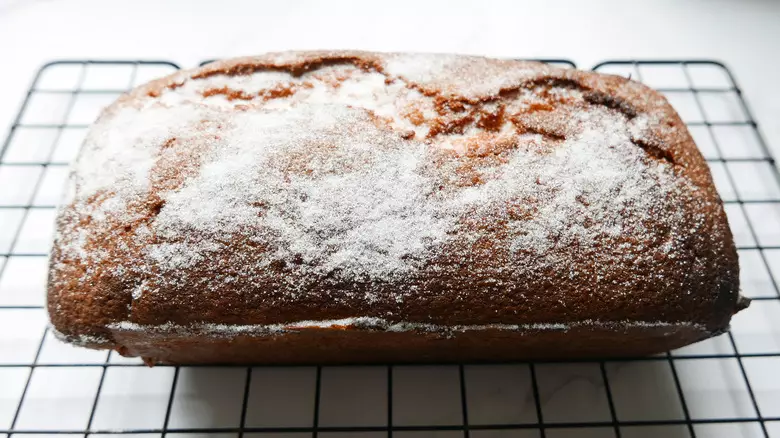 Madeira tarta azukrearekin