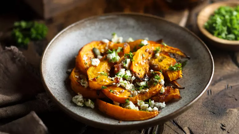 Rodajas de calabaza asada con queso y hierbas