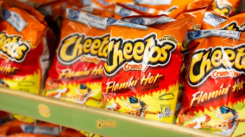 ຖົງຂອງ cheetos ຮ້ອນ flamin ສຸດ shelf