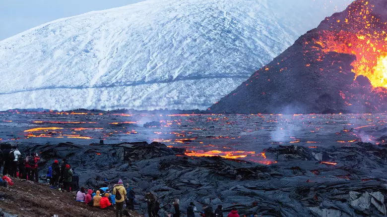 Ľudia sa zhromažďujú, aby sledovali sopečnú erupciu na Islande