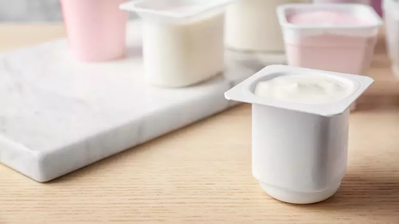 Karton yogurt