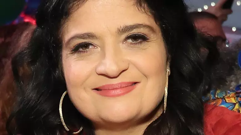 Alex Guarnaschelli má na sebe červenú bundu a usmieva sa