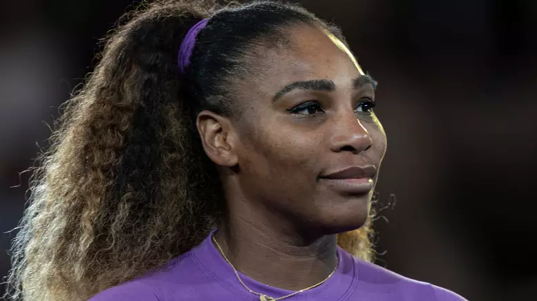 Serena Williams ser til høyre