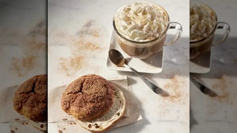 Cinnamon crunch latte thiab cinnamon crunch bagel