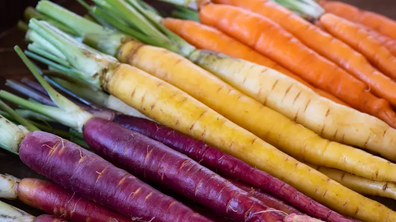 Isang tumpok ng rainbow carrots