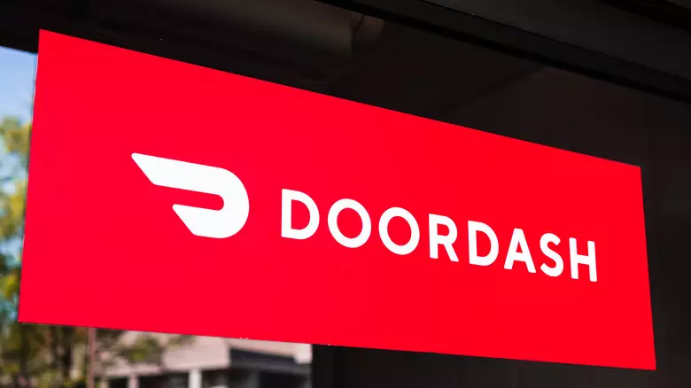 Logo DoorDash ing jendela