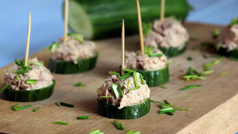 Tuna slaai op komkommer rondes