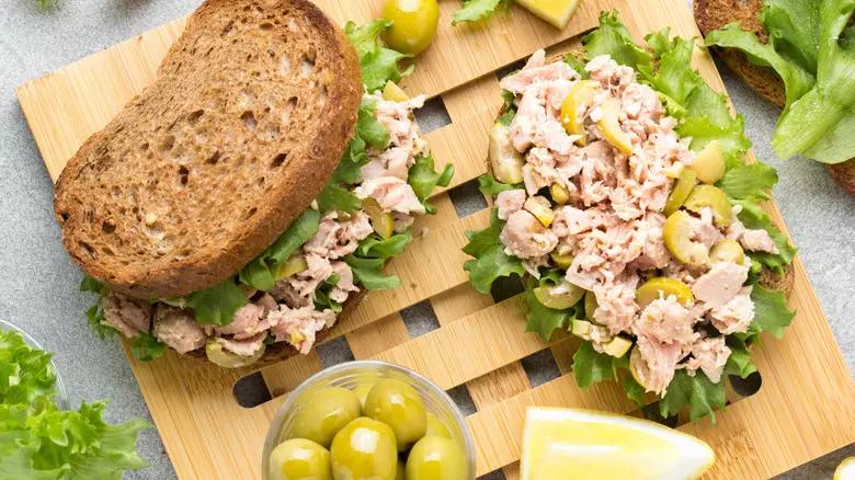 Tuna saladi sandwich
