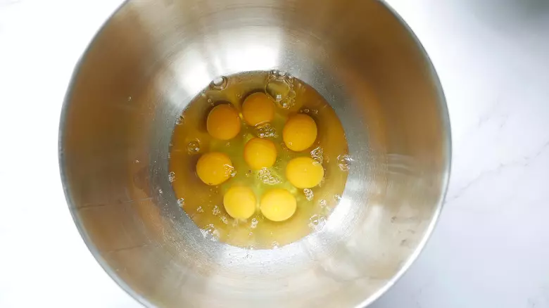 Rauwe eieren in mengkom