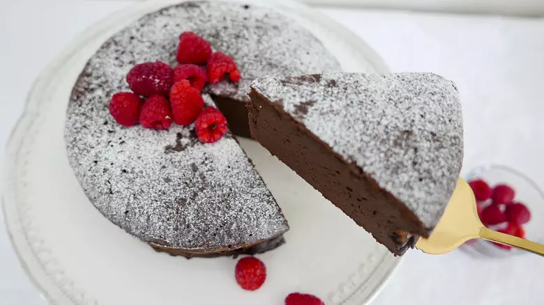 Kek span coklat di atas pinggan