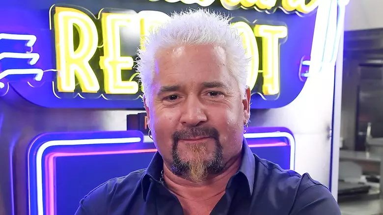 Close-up vum Guy Fieri kuckt direkt no vir