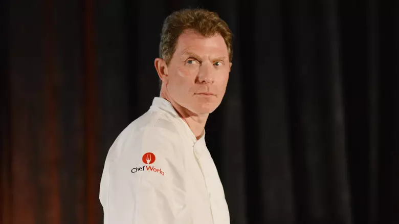 Bobby Flay oo u eegaya dhinaca si dhab ah