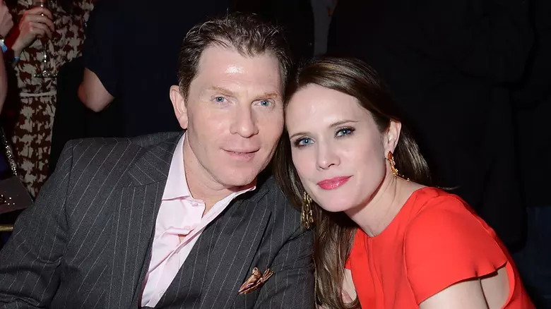 Bobby Flay ir Stephanie March sėdi kartu ir šypsosi