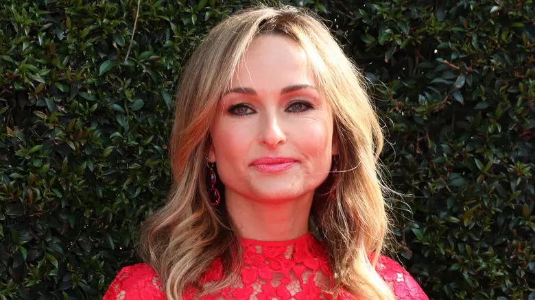 Giada De Laurentiis дар либоси сурх ба назар ҷиддӣ