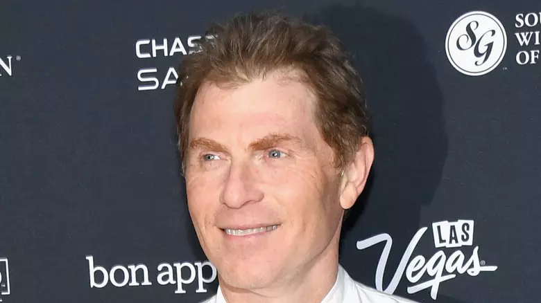 Bobby Flay tittar åt sidan på en röd matta