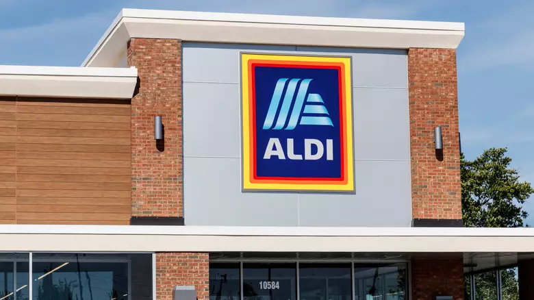 Табела Aldi отвън на сградата