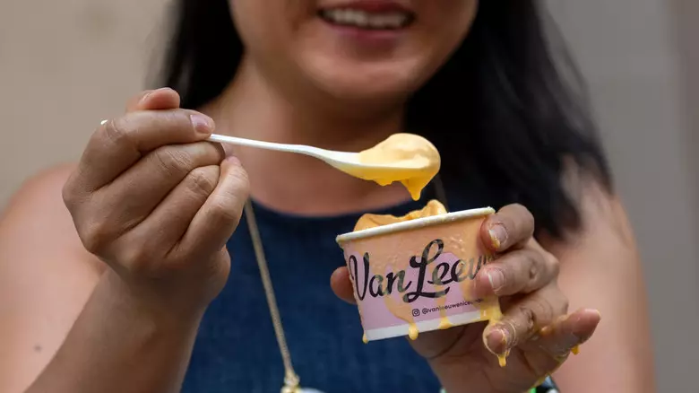 Glace macaroni au fromage Van Leeuwen dans une tasse