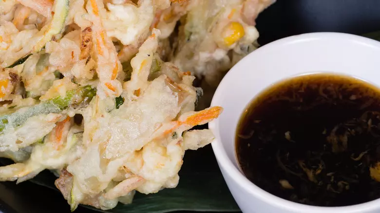 Tamari con tempura frita al lado