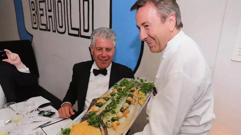 Anthony Bourdain predstavlja jelo