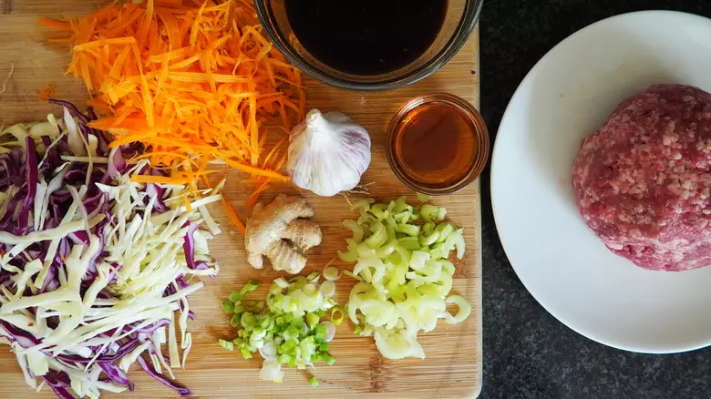 äggrulle i en skål ingredienser förberedda och redo att laga mat