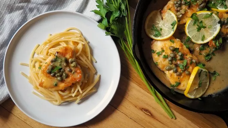 pläterad kyckling picatta med pasta, citroner och kapris