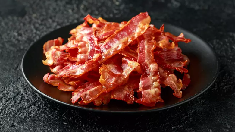 bacon sa usa ka plato