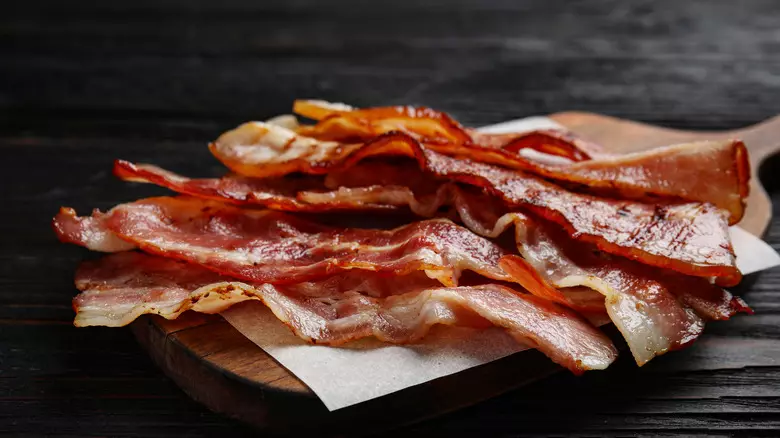 linuto nga bacon sa usa ka pinggan