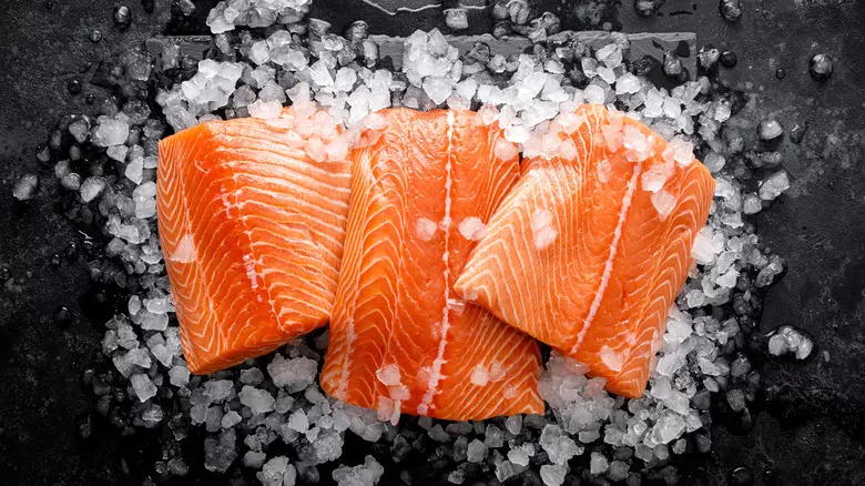 salmon filet sa yelo