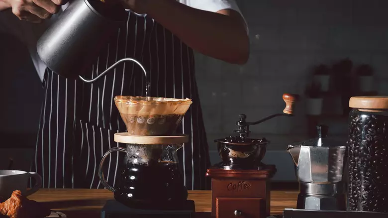 barista nalévá kávu v chemexu