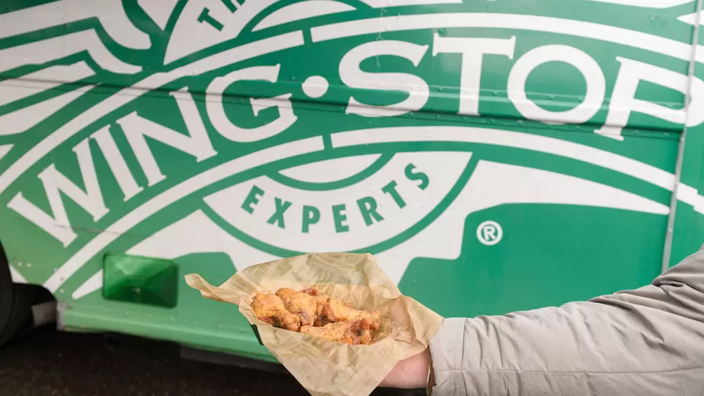 Πινακίδα Wingstop με καλάθι με φτερά