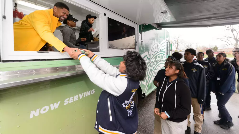 Pelanggan Wingstop mendapatkan makanan