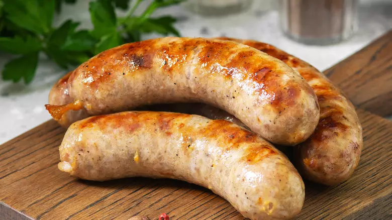 Grilled bratwurst ntawm ib lub rooj ntoo