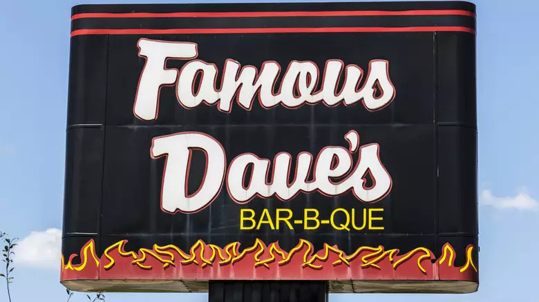 ცნობილი Dave's Bar-B-Que ნიშანი: შავი, წითელი და ყვითელი.