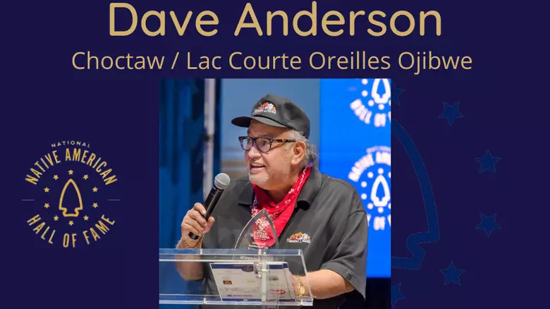 Dave Anderson ntawm podium, Native American nrog koob meej