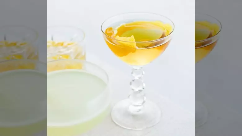 Uku daban-daban Chartreuse cocktails