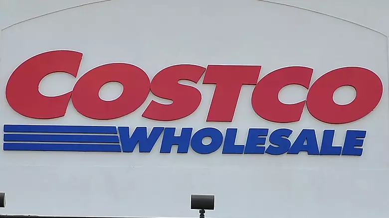 Jashtë dyqanit Costco