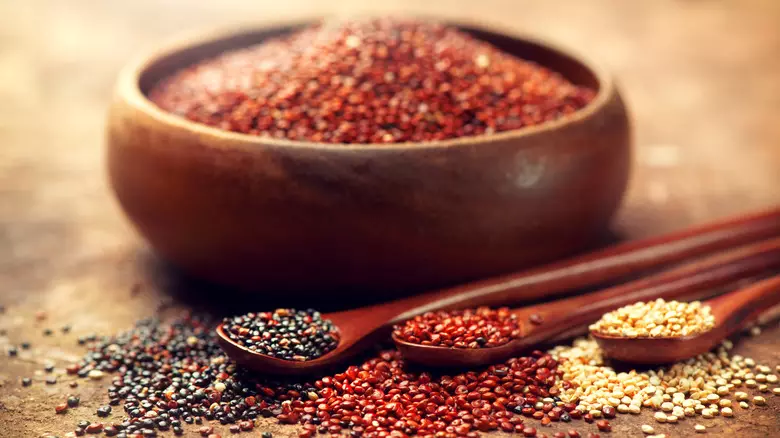 Grains de quinoa dans un bol et des cuillères