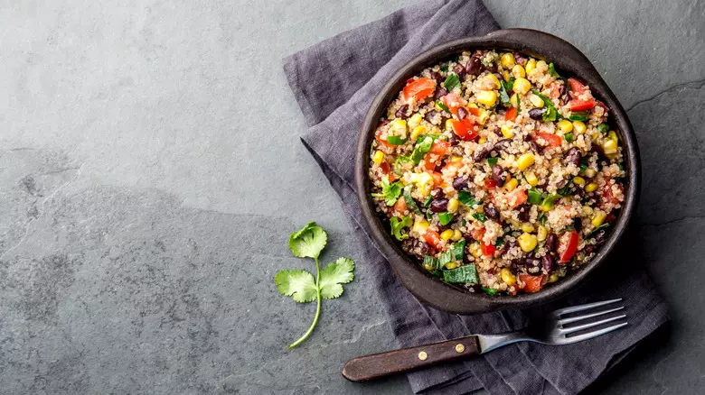 Çəngəl yanında salfetdə quinoa salatı