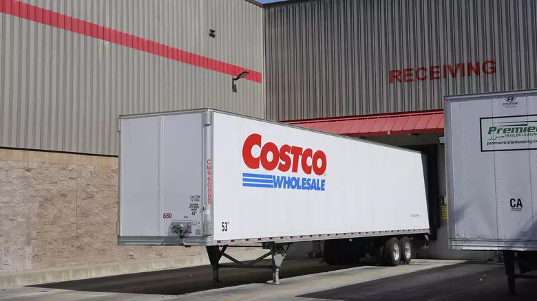 Magalimoto a Costco akunyamula panyumba yosungiramo zinthu