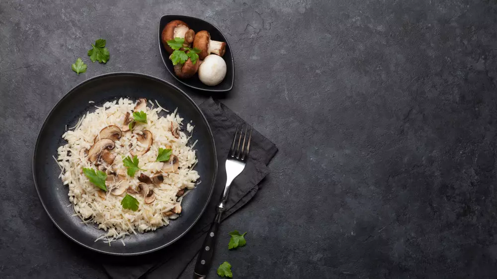 Risotto de champiñones en un bol